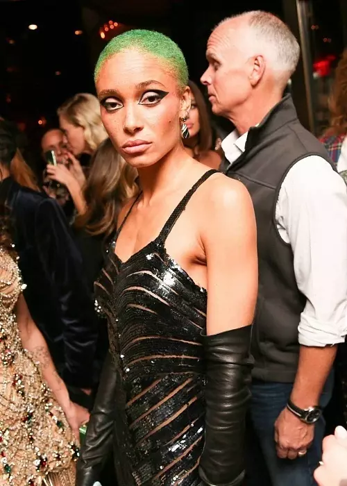 Adwoa Aboah di Versace poto saatos pesta # 1