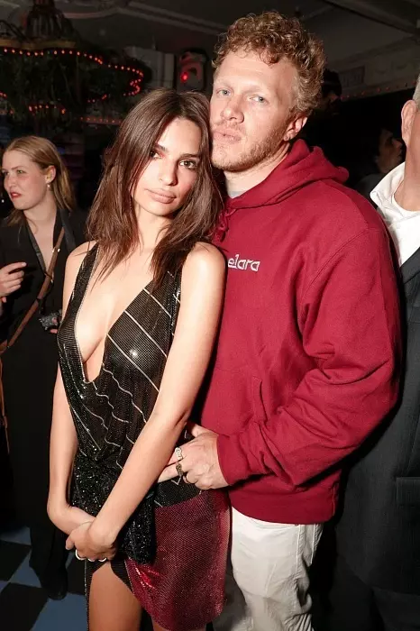 Emily Ratajkowski sareng Sebastian Bear-Maclard dina poto saatos pesta Rihanna # 33