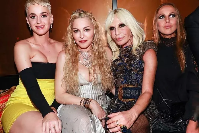 Katy Perry, Madonna, Donatella sareng Allegra Versace di Versace poto saatos pesta # 9