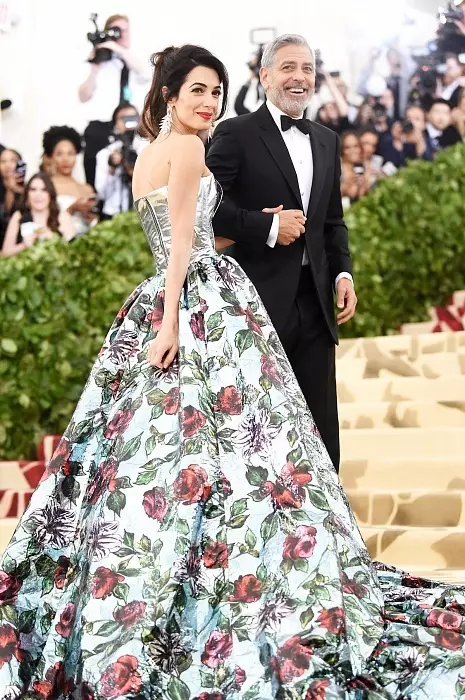 Brila Amal Clooney ĉe la Met Gala 2018 foto # 1