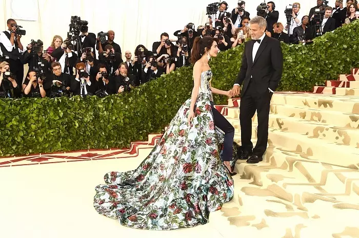 Met Gala 2018 ඡායාරූප # 2 හි දිදුලන අමල් ක්ලූනි