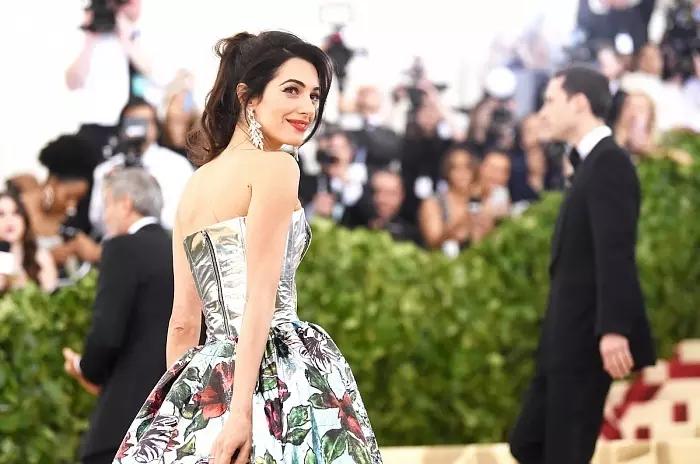 Brila Amal Clooney ĉe la Met Gala 2018 foto # 3