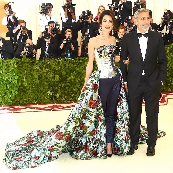 Brila Amal Clooney ĉe la Met Gala 2018 foto # 4