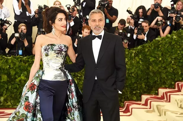 Met Gala 2018 ඡායාරූප # 5 හි දිදුලන අමල් ක්ලූනි