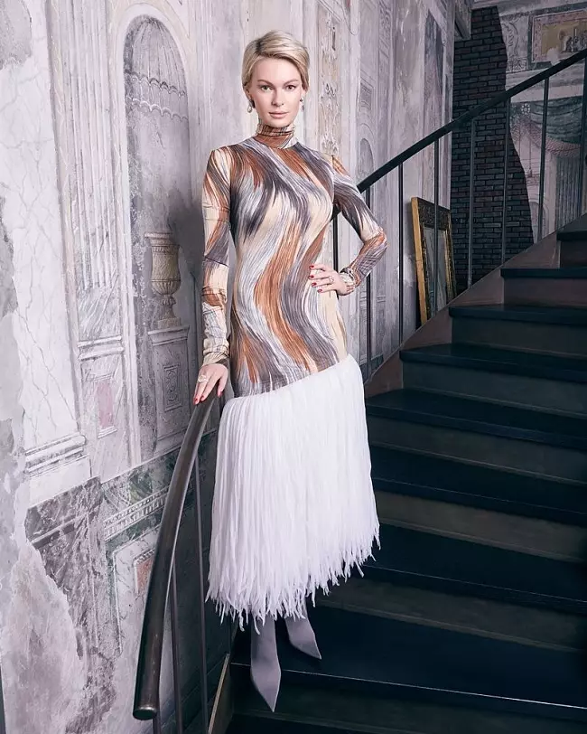 Yulia Vizgalina in Céline-rok, Balenciaga-stewels, David Morris-oorbelle en Soho Jewelry-ringe foto # 1