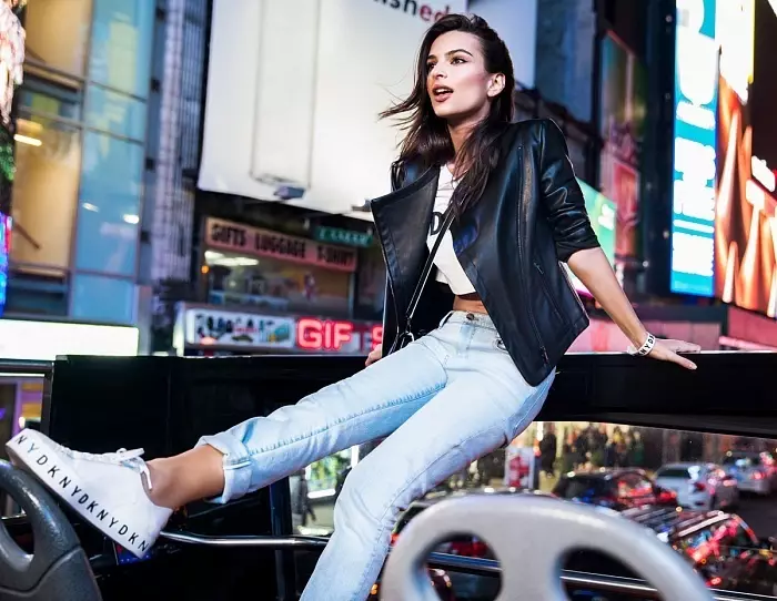 Emily Ratajkowski cântă și dansează în noua fotografie publicitară DKNY #7