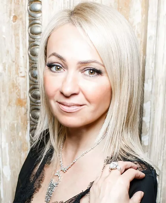 Yana Rudkovskaya e veshur me një gjerdan diamanti Chanel Jewellery foto # 6