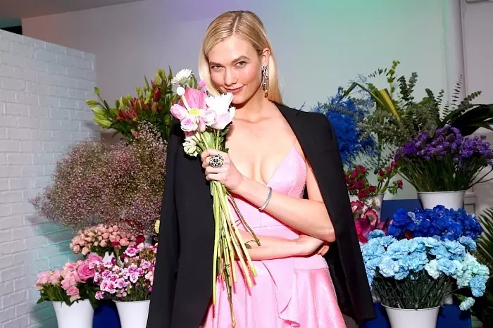 Keça Biharê: Karlie Kloss di wêneyek kincê Alex Perry ya biriqandî # 4 de