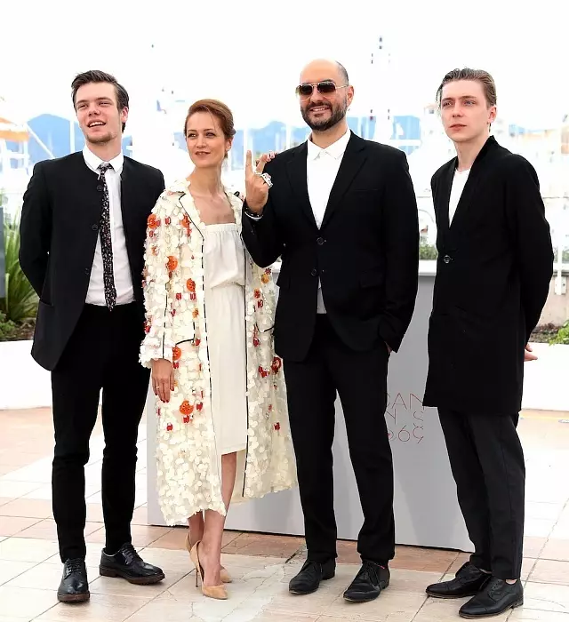 Pyotr Skvortsov, Victoria Isakova, Kirill Serebrennikov at Alexander Gorchilin sa photo call sa Cannes photo # 1