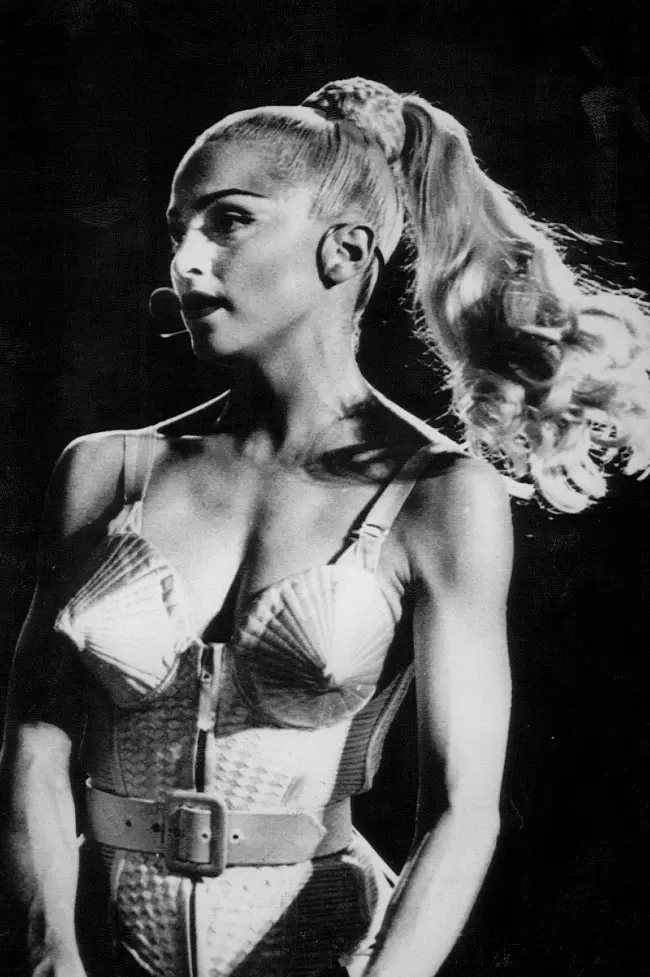 Madonna in 'n bra "Cone" deur Jean-Paul Gaultier foto # 5