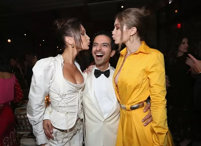 Bella kaj Gigi Hadid kaj ĉefredaktisto de The Business of Fashion Imnar Amed foto n-ro 1