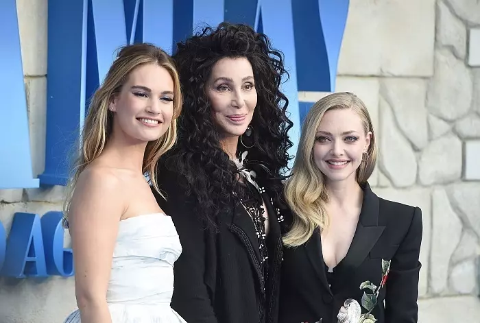 Lily James, Cher ac Amanda Seyfried llun # 10